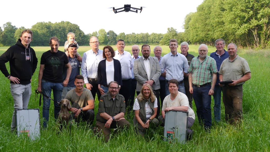 Hövelhof: Die Drohne fliegt bei Sonnenaufgang, um Kitze zu retten