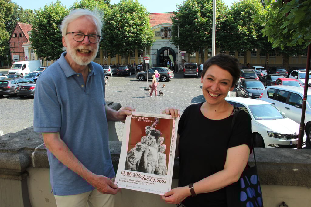 Warum die Polizei ein Theaterstück auf dem Rathausplatz schützt Warum die Polizei ein Theaterstück auf dem Rathausplatz schützt