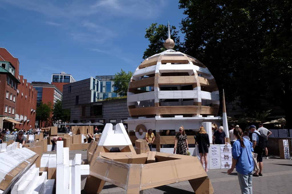 „Monumental Constructions“: 300 Menschen bauen gemeinsames Kunstwerk