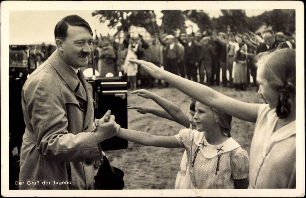 Urteil: Hitlergruß auch mit dem linken Arm strafbar