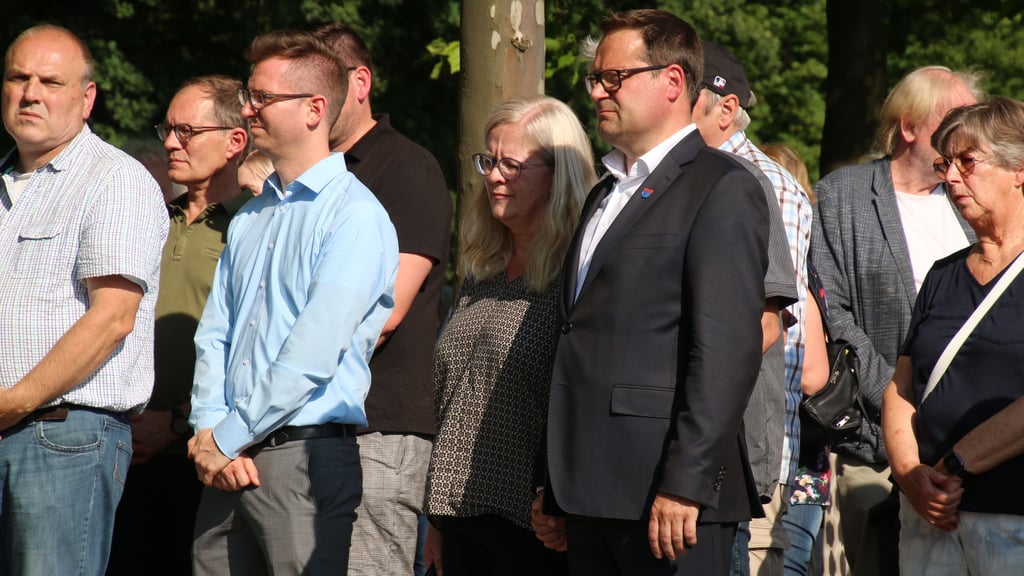 Gewalttat in Bad Oeynhausen: Bürgermeister kritisiert Bund und Land Gewalttat in Bad Oeynhausen: Bürgermeister kritisiert Bund und Land