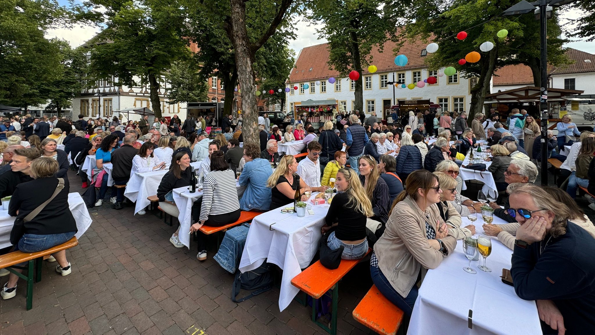 Abendmarkt zurück auf dem Bielefelder Klosterplatz
