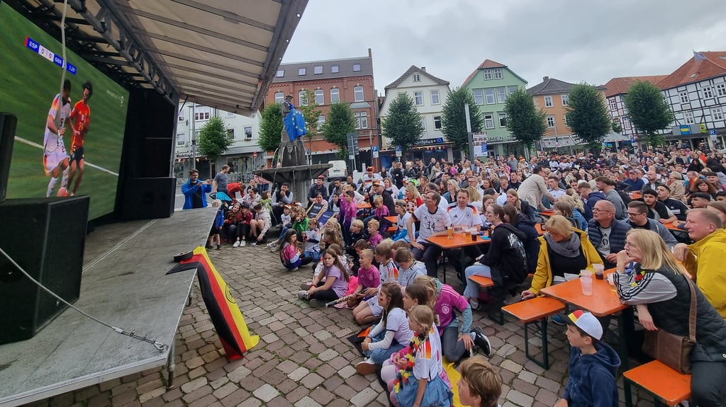 Public Viewing in Warburg: Auf dem Neustadtmarkt gibt es lange Gesichter