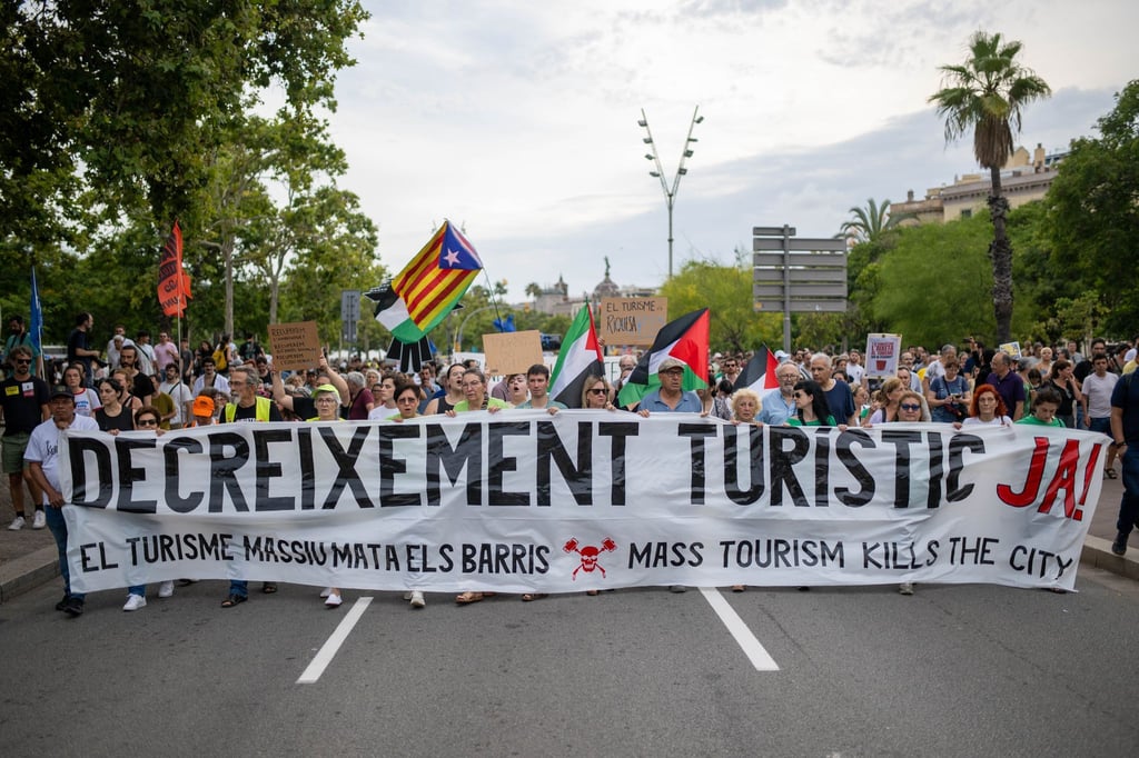 Protest in Barcelona: «Tourists go home»
