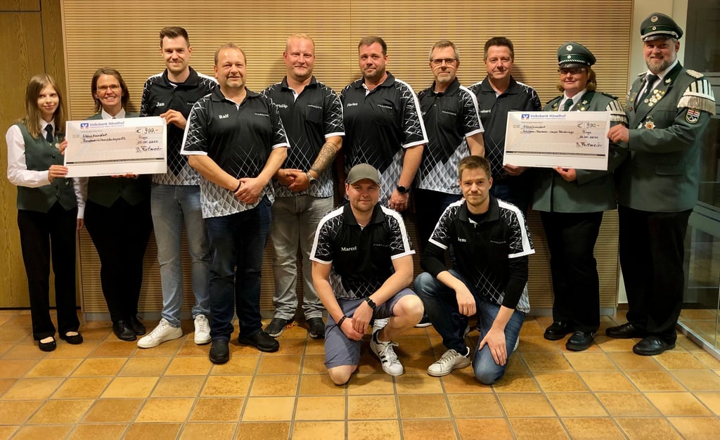 Hövelhof: Rieger Dart-Team spendet für Musikjugend