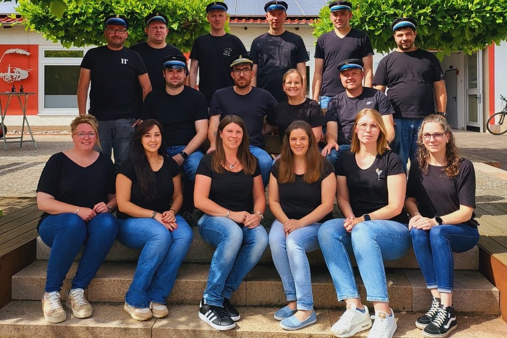 Mit Björn und Julia Stiewe feiern die Schützen in Lütgeneder