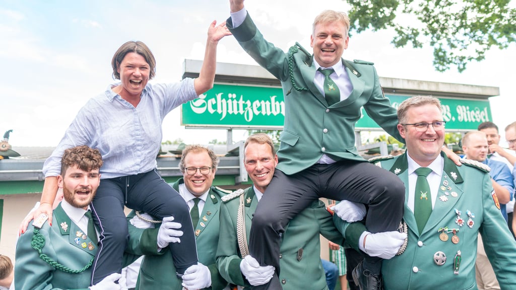 Brakel: Schützenkönig Lars Multhaupt regiert mit Julia Kroker in Riesel