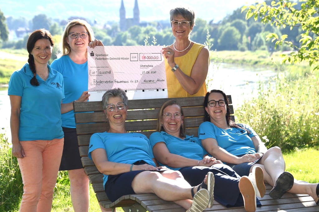 Höxter: Huxaria-Hexen übergeben Erlös aus Bürgerfrühstück an ...