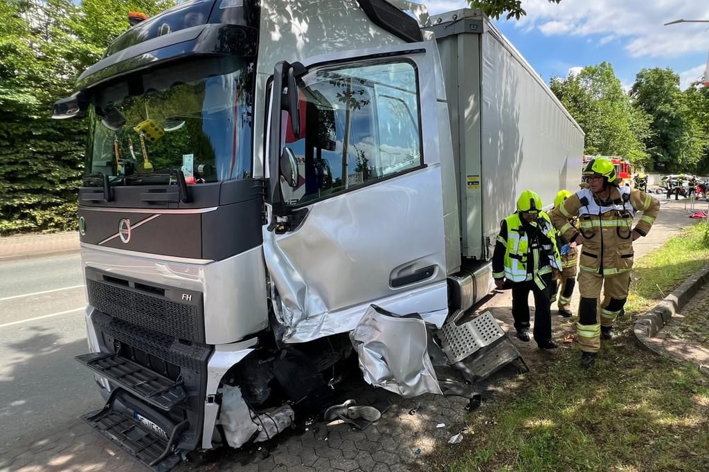 Bünde: Lkw und Auto stoßen zusammen: Pkw-Fahrer schwer verletzt