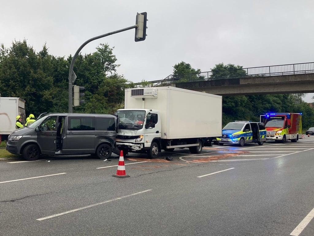 Herford: Lkw fährt an roter Ampel auf VW Multivan auf