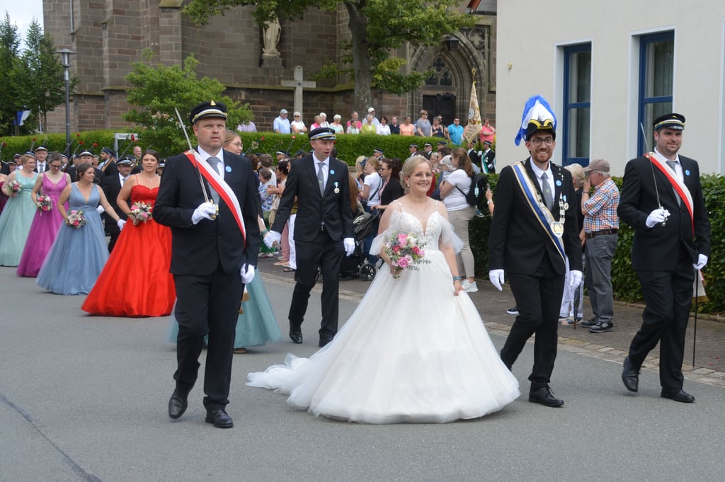 Borgentreich-Lütgeneder feiert Schützenkönig Björn Stiewe