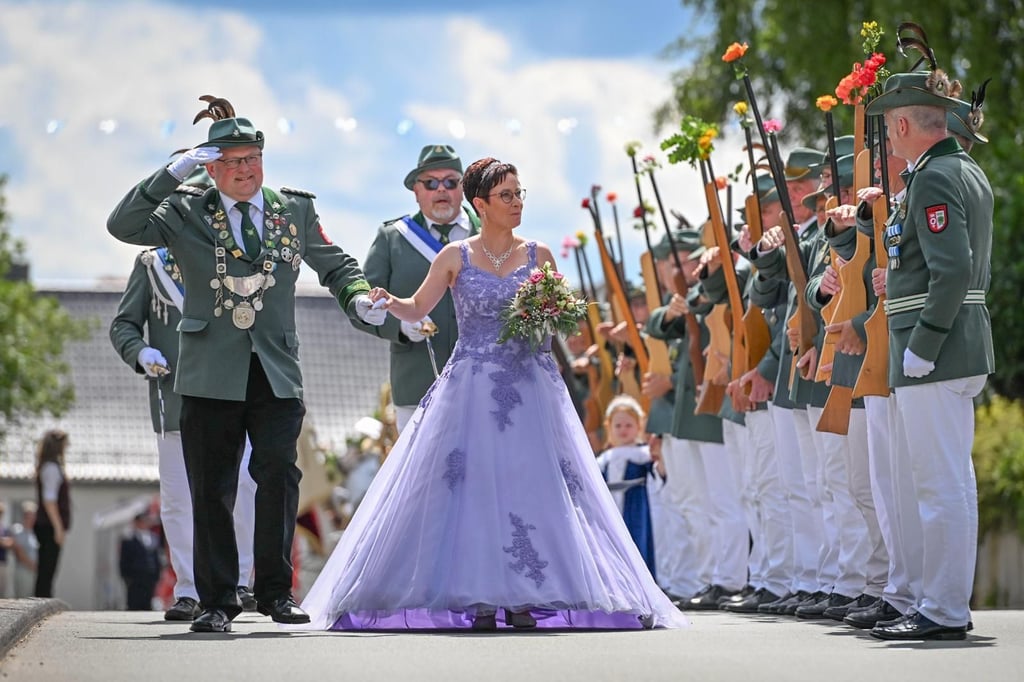 Marsberg: Königinin Essentho strahlt in ihrem fliederfarbenen Kleid