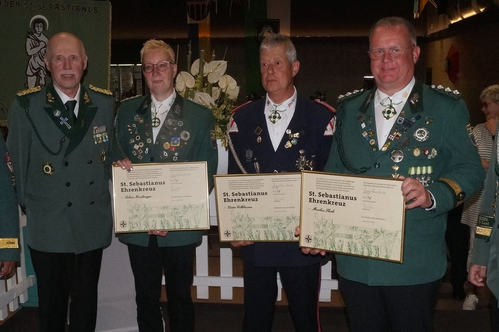 Altenbeken: St.-Sebastianus-Ehrenkreuz für drei Schützen der Bruderschaft
