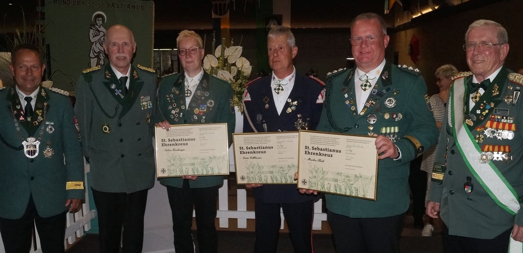 Altenbeken: St.-Sebastianus-Ehrenkreuz für drei Schützen der Bruderschaft