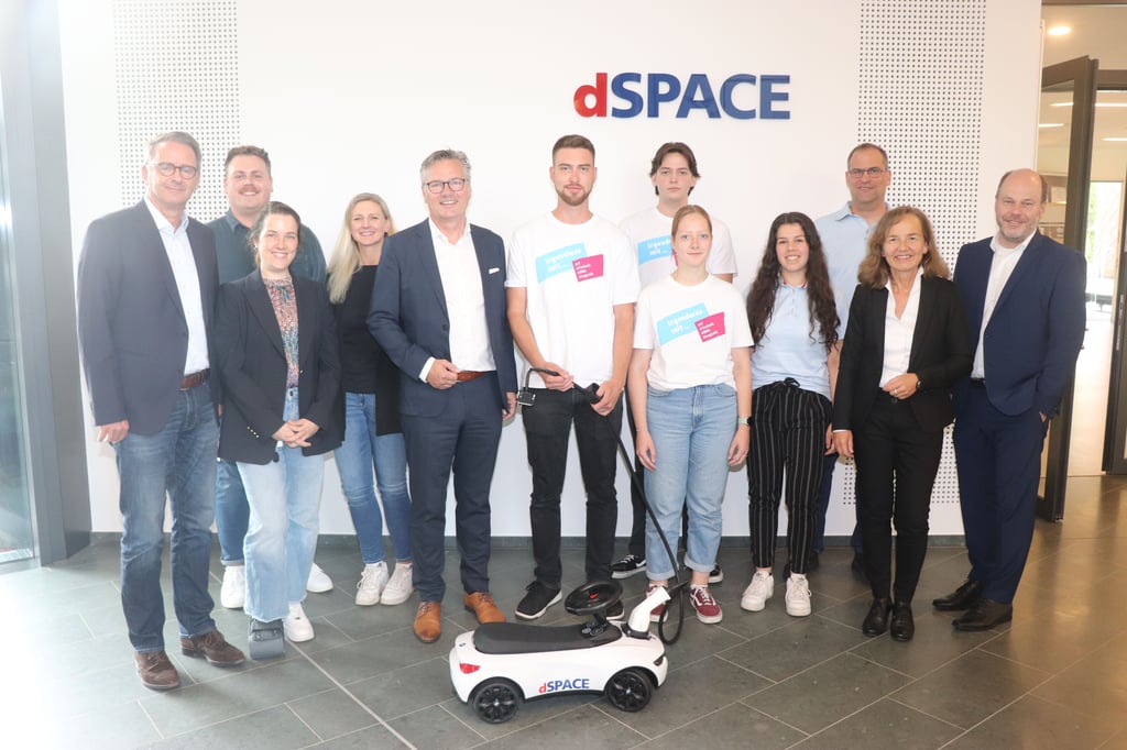 Paderborn: Azubis laden elektronisches Bobbycar