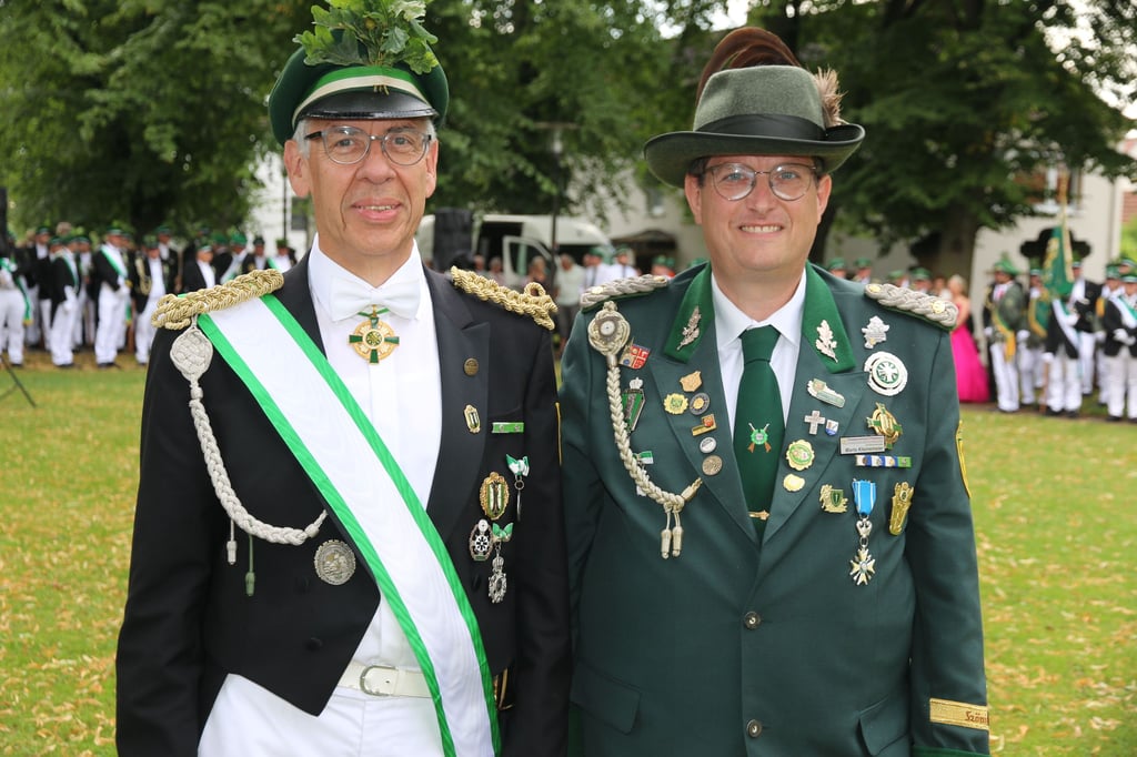 Schützen Salzkotten: Heinz Kleine trägt Schulterband zum Ehrenkreuz