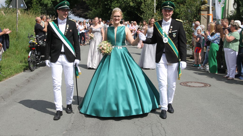 Büren: Junges Königspaar verzaubert Barkhausen