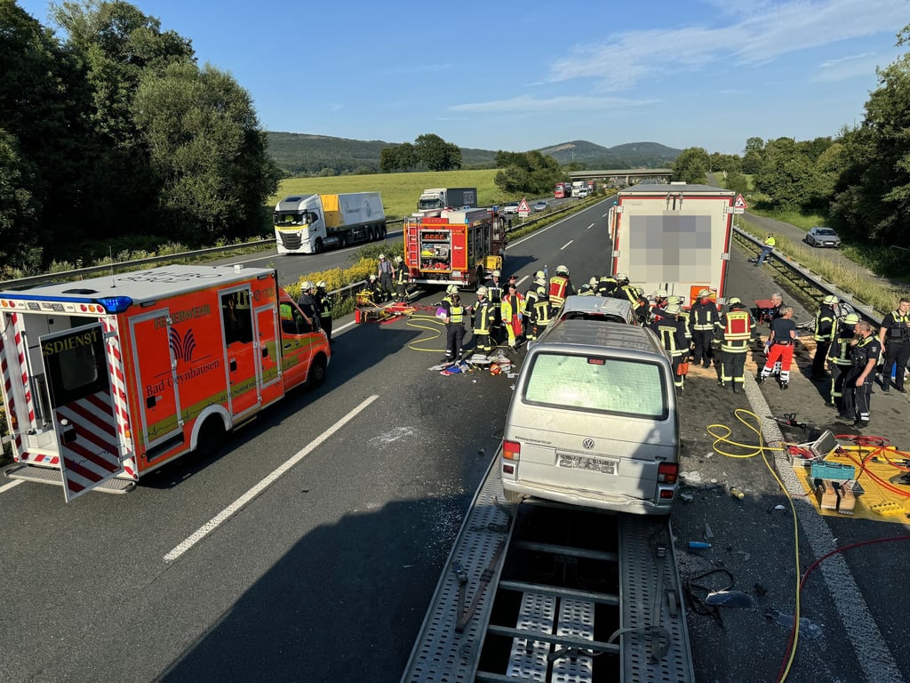 Porta: Lkw kracht in Gefahrguttransporter – Fahrer in Lebensgefahr