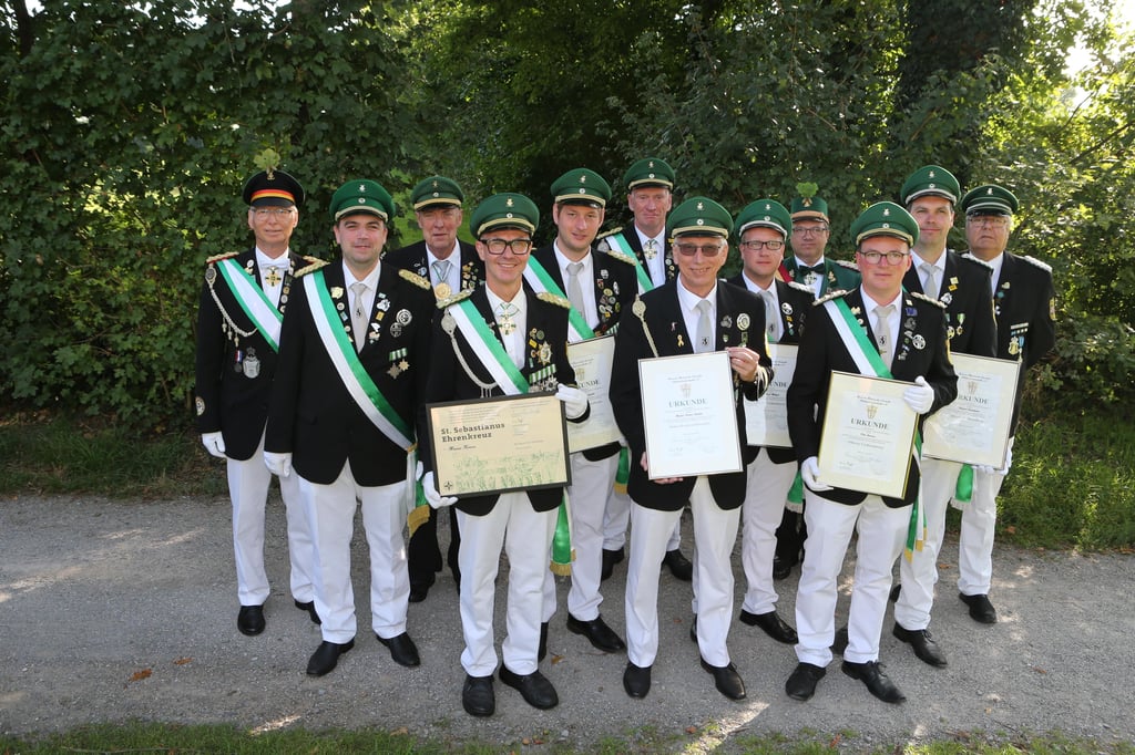Boke: Schütze Heinz Kroos erhält das St. Sebastianus-Ehrenkreuz