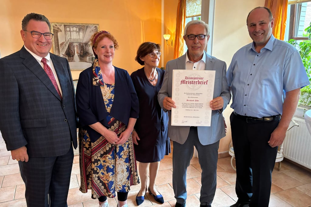 Hövelhof: Diamantener Meisterbrief für Bernhard Jüde