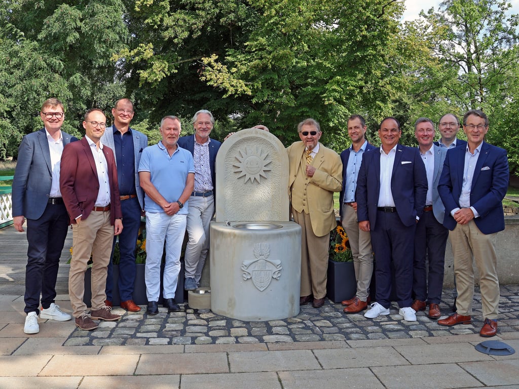 Espelkamp: Merkur-Gruppe übergibt Geschenke an Paul Gauselmann