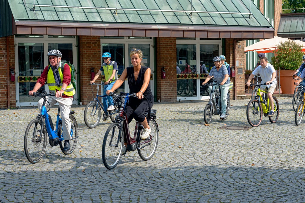 Espelkamp: Mit Ministerin Mona Neubaur auf Fahrradtour