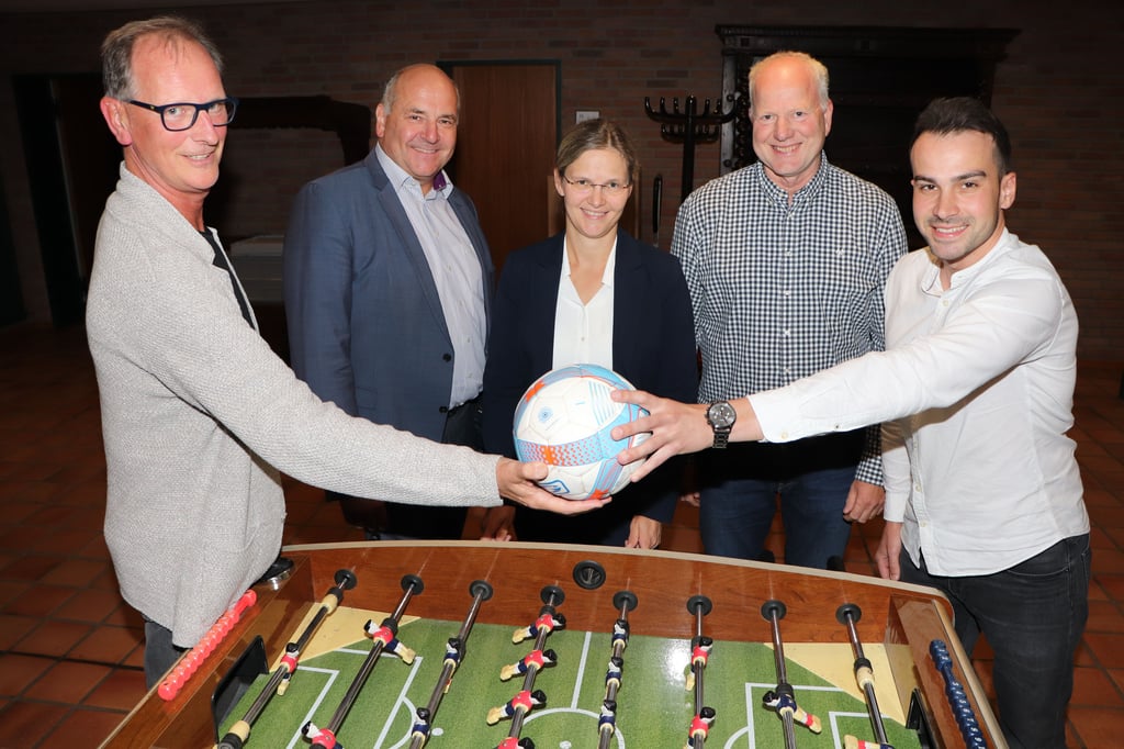 Schloß Holte-Stukenbrock: Axel Otto spielt Dennis Filla den Ball zu