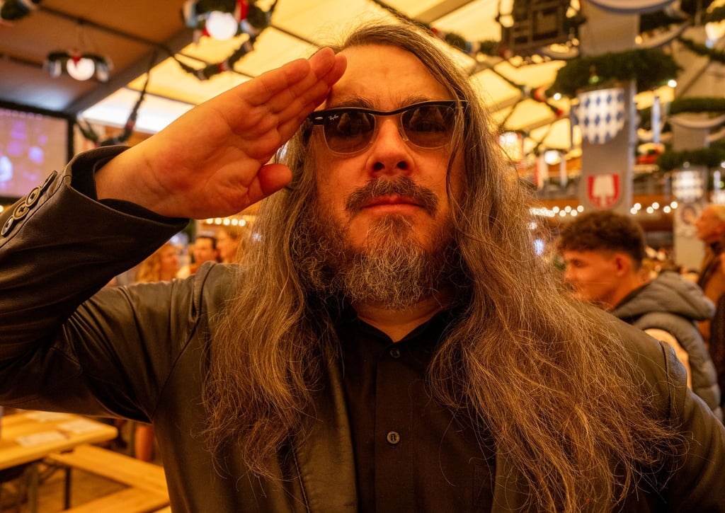 «O'Kunst is» - Jonathan Meese auf der Wiesn