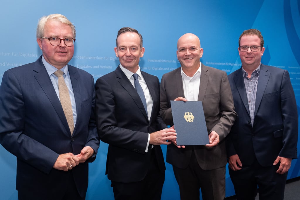 Flughafen Paderborn: Bund fördert vier Bodenstrom-Versorgungssysteme