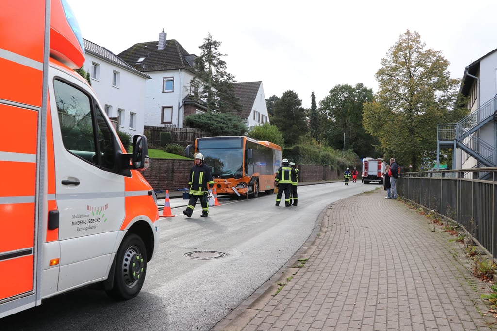 Lübbecke: Schwerer Unfall mit Bus und Auto