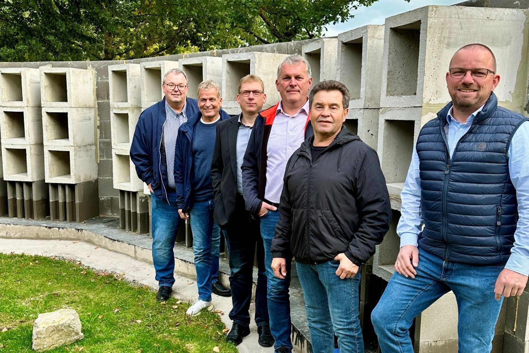 Warburg: Ehrenamtliche bauen Urnenmauer auf dem Friedhof in Dössel