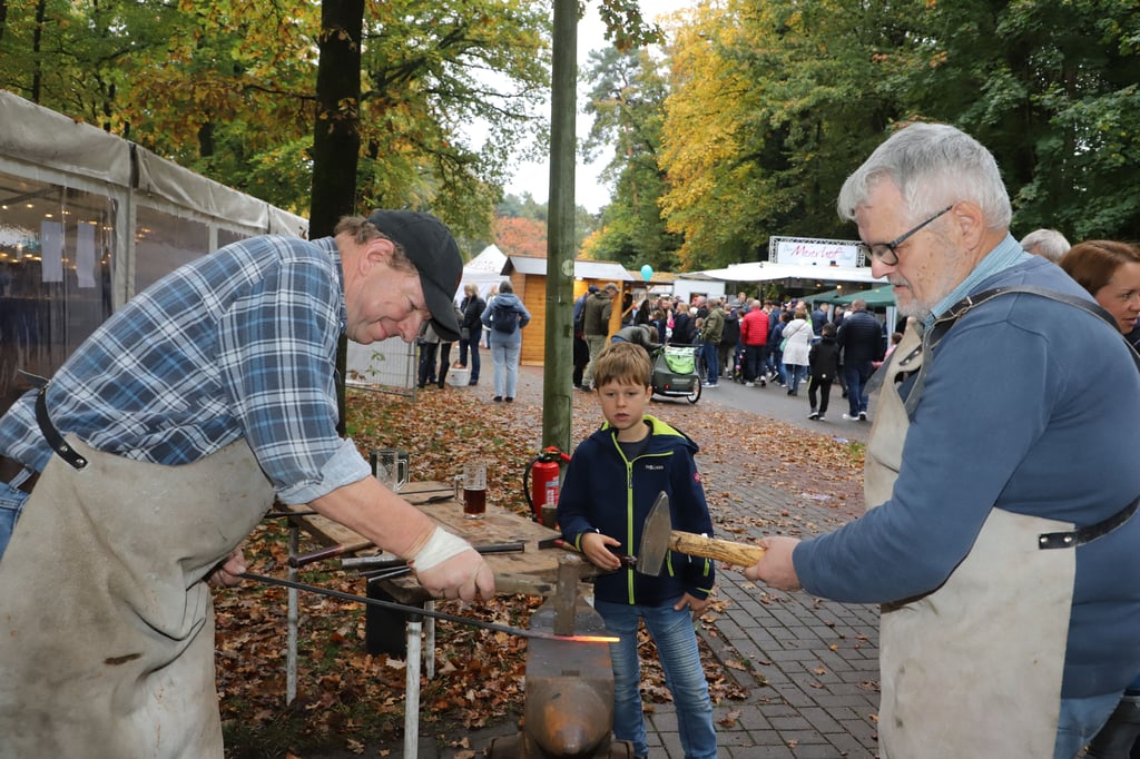 Schloß Holte-Stukenbrock: Bauernmarkt mit altem Handwerk