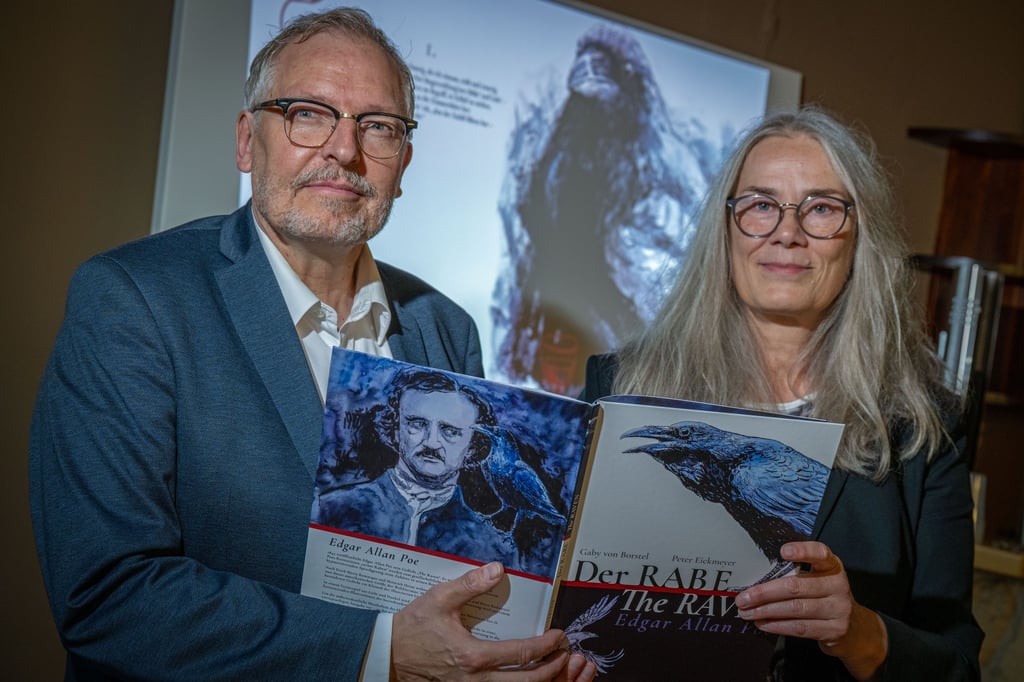 Kolkrabe Konrad stand Modell