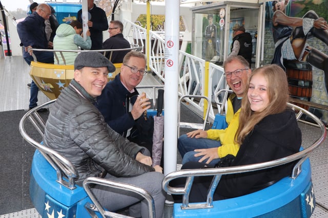 Rundgang mit Ehrengästen über den Pollhansplatz