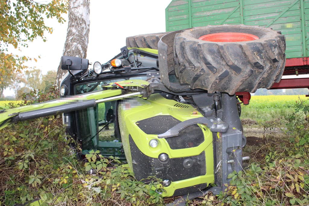 Rahden: Trecker kippt bei Unfall auf die Seite