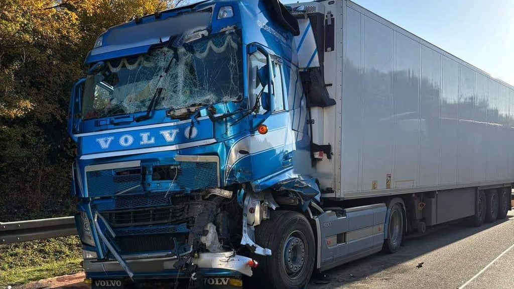 Warburg: Unbekannte Flüssigkeit bereitet bei Unfall auf der A44 Sorgen