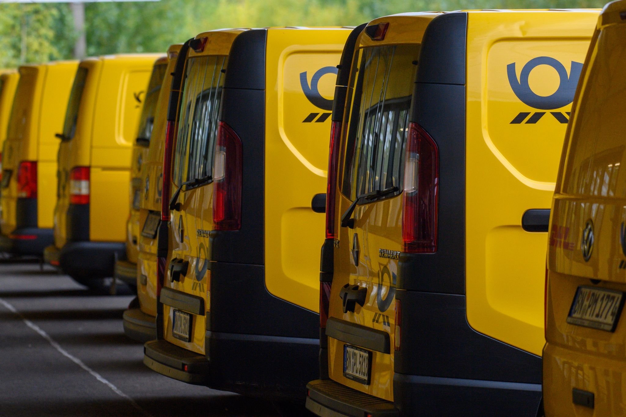 Unbekannte stehlen acht Post-Transporter