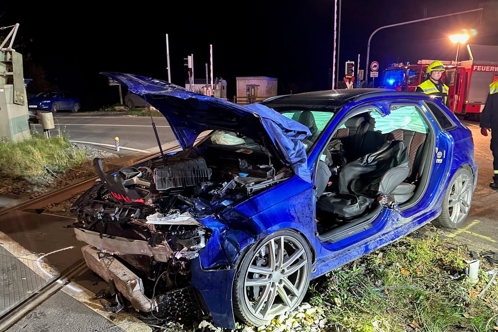 Warburg: Schwerer Unfall auf der B7 – Autos krachen ineinander