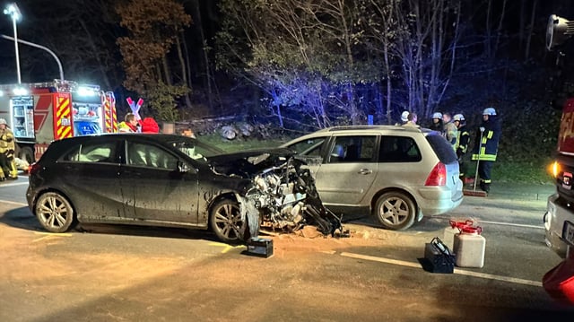 Warburg: Schwerer Unfall auf der B7 – Autos krachen ineinander