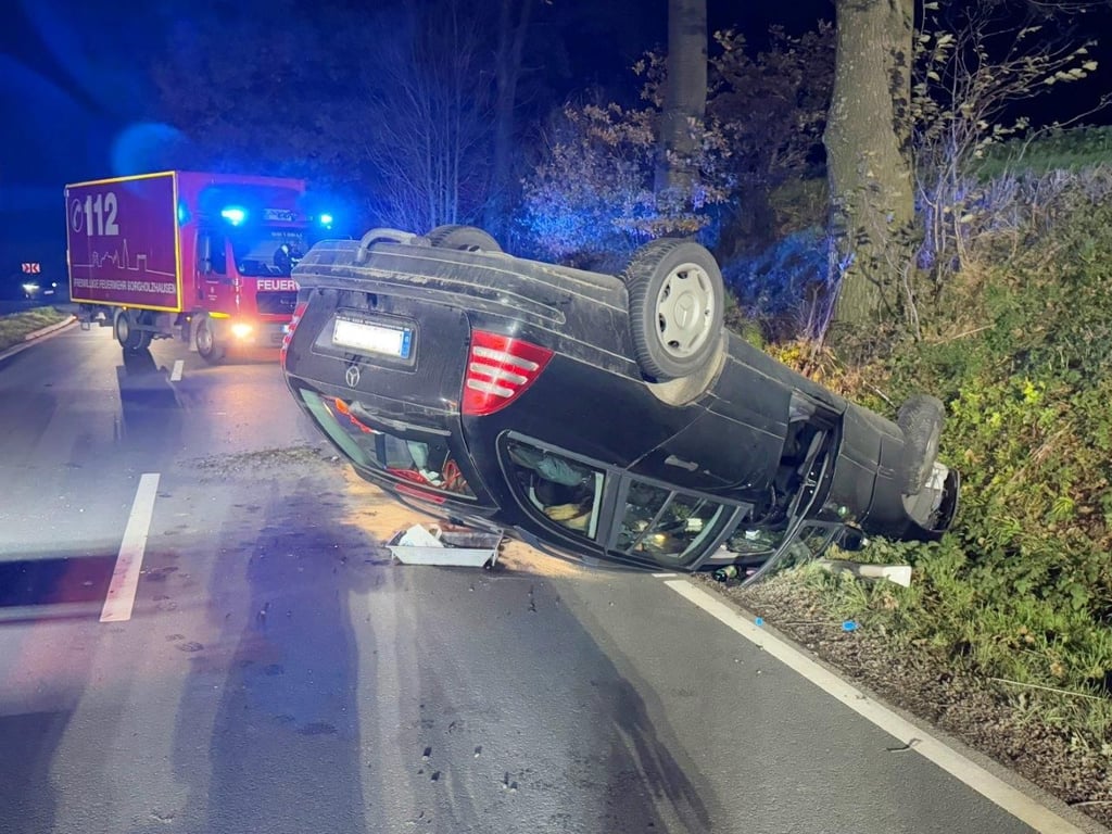 Borgholzhausen: Unfall - Fahrer weicht Reh aus - Pkw überschlägt sich
