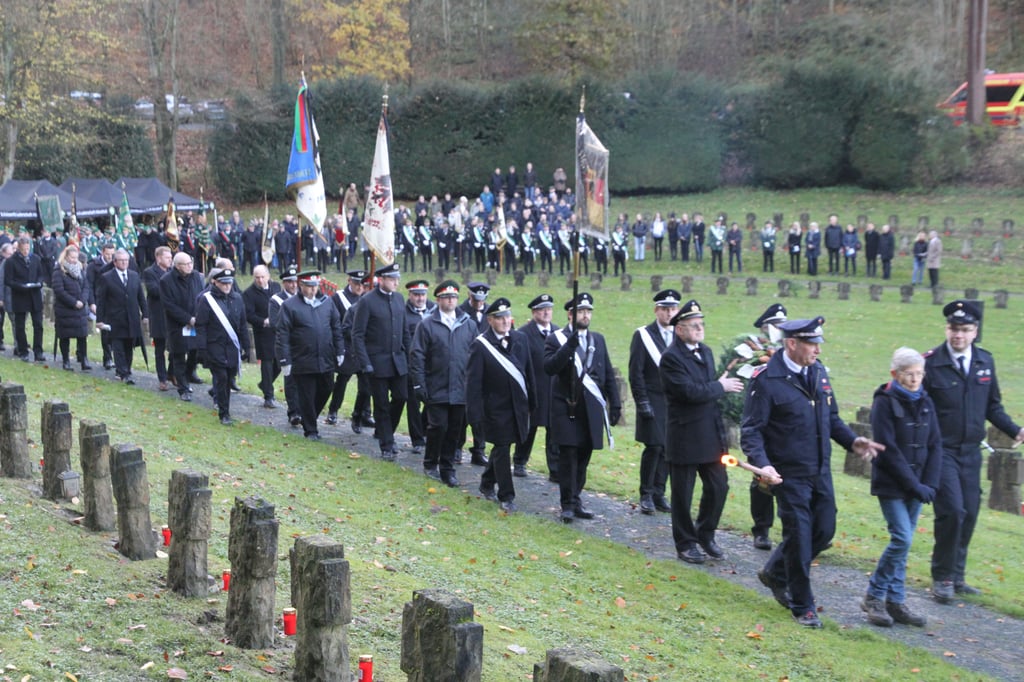 Gut Böddeken: Totengedenken auf dem Soldatenfriedhof