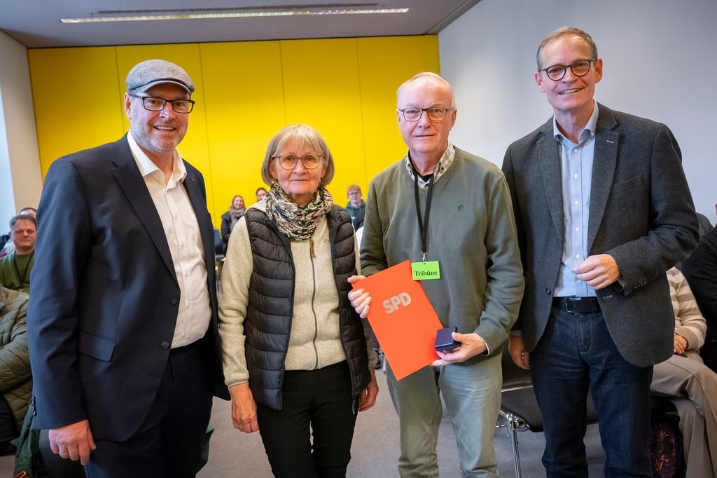 Ewald Pölking erhält Willy-Brandt-Medaille