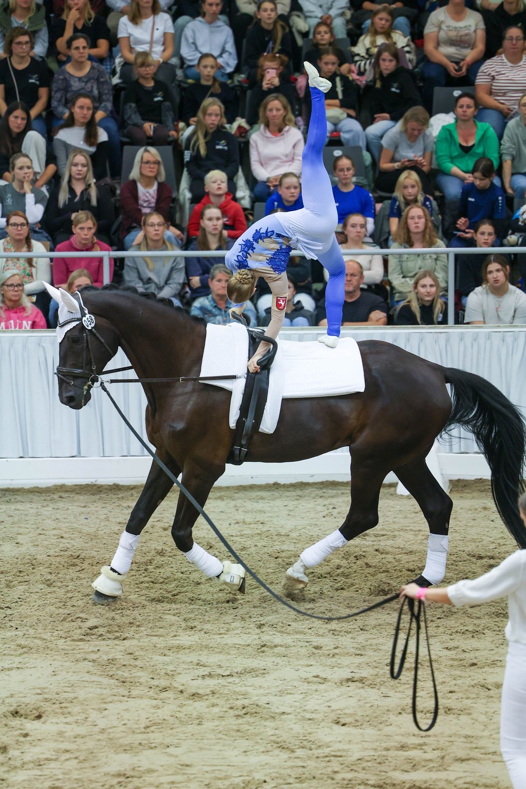 Stemwede: Neele Angelbeck trägt sich ins Gästebuch der Gemeinde ein