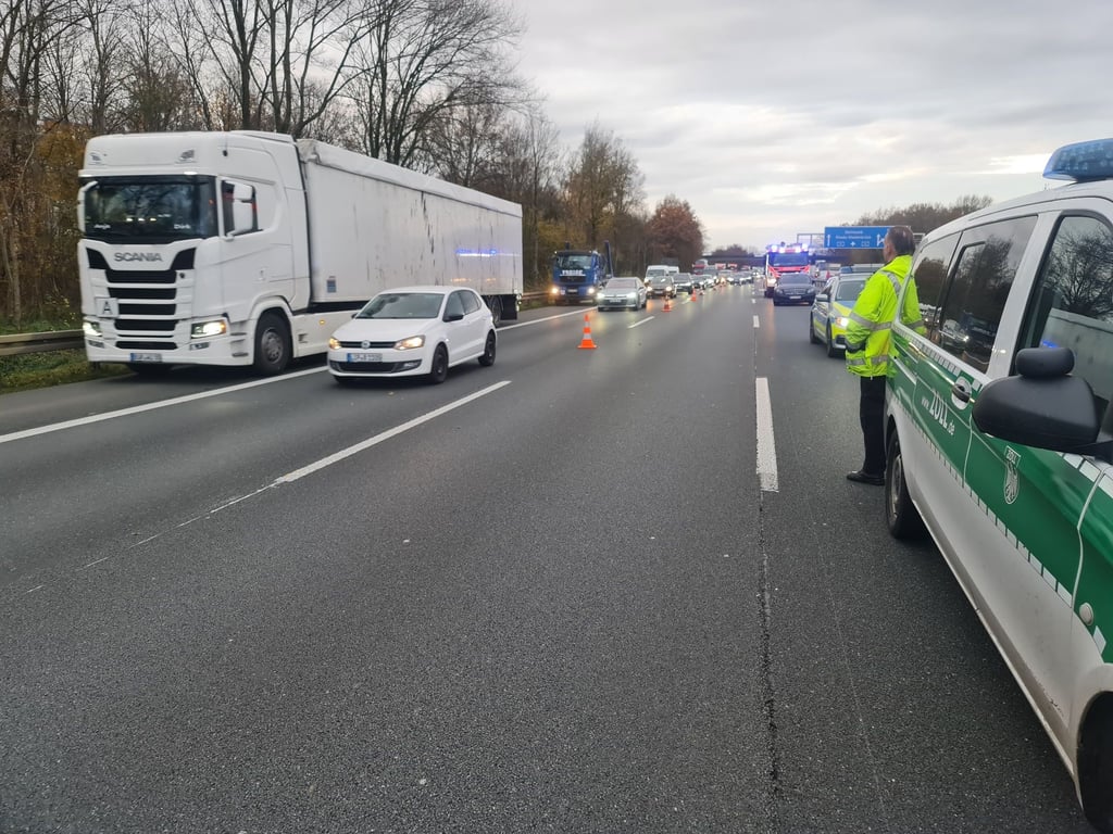Gütersloh:: Langer Stau und drei Verletzte nach Unfall auf der A2