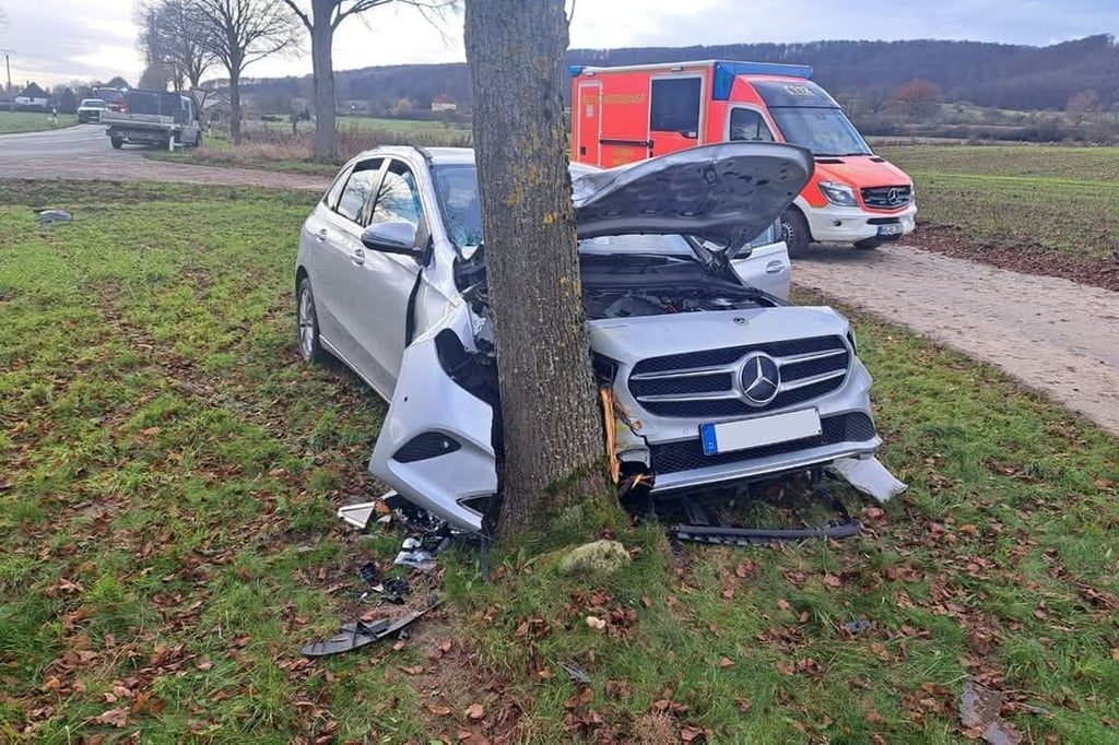 Willebadessen: Unfall auf L828 - Mercedes prallt gegen Baum