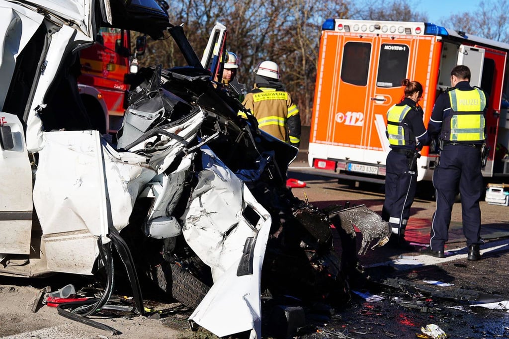 Unfall auf A1: Ein Toter und zwei Schwerverletzte