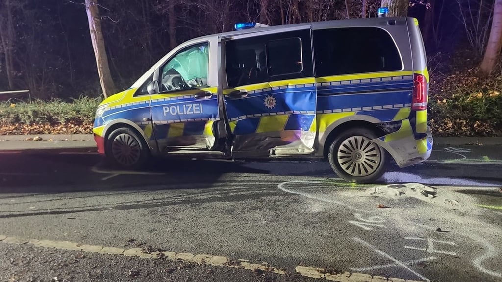 Vier Verletzte bei Unfall mit Streifenwagen