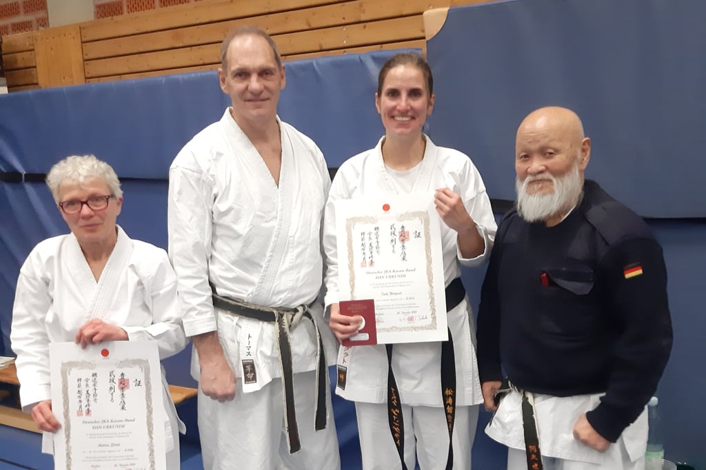 Karate: Duo aus Holzminden trägt jetzt den Schwarzgurt