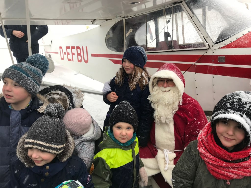Bielefeld: Nikolaus landet am Flugplatz Senne Bielefeld: Nikolaus landet am Flugplatz Senne