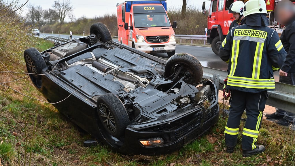 Borgentreich: B241-Unfall - Auto überschlägt sich, Frau (65) verletzt